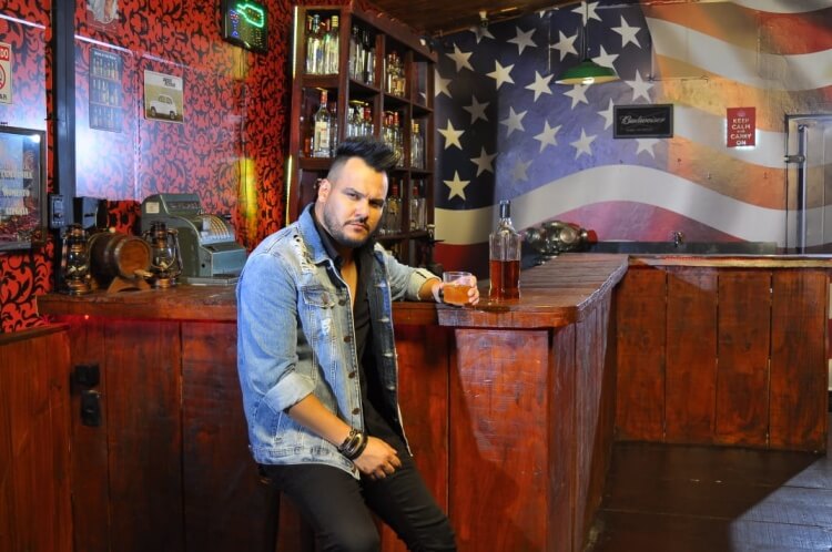 Ainda Existe: Menon lança clipe de sua nova música de trabalho ...